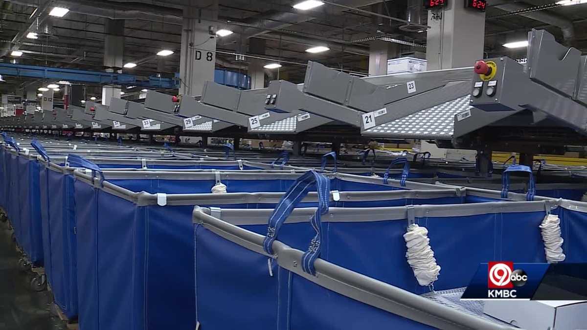KC USPS installs a new sorting machine for the holidays
