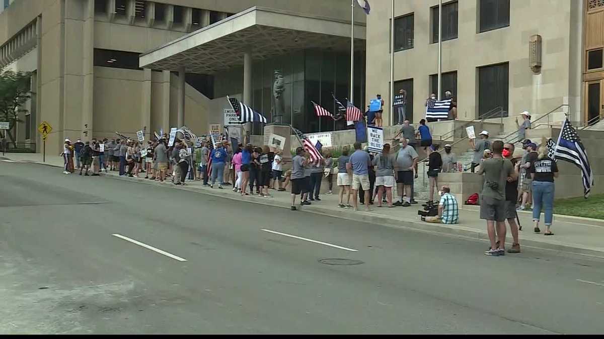 Back the Blue rally held outside KCPD headquarters