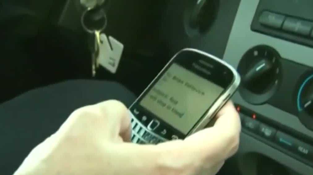 'Hands-free' cell phone bill passes Iowa Senate