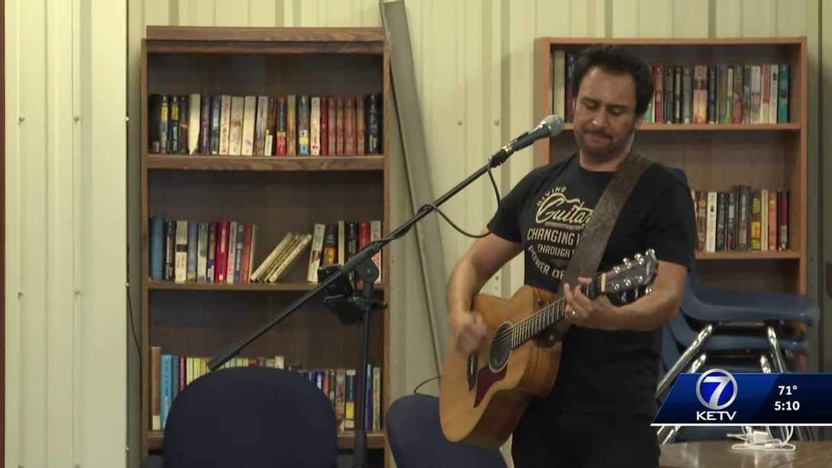 Country singer raises money for those experiencing homelessness