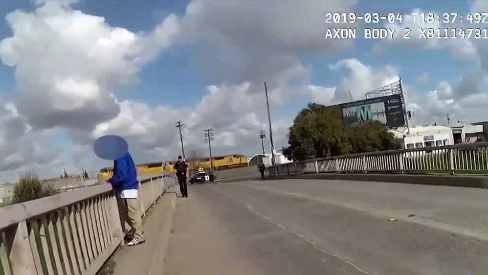 Video: Sacramento police stop man from jumping off overpass