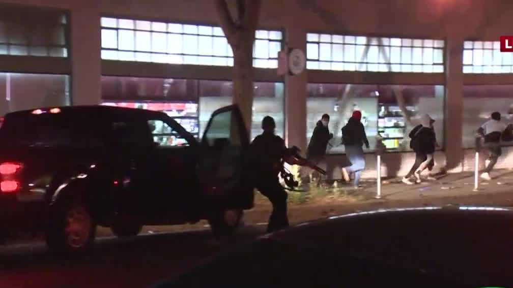 Caught on camera: Looters flee as officers drive up to Sacramento store