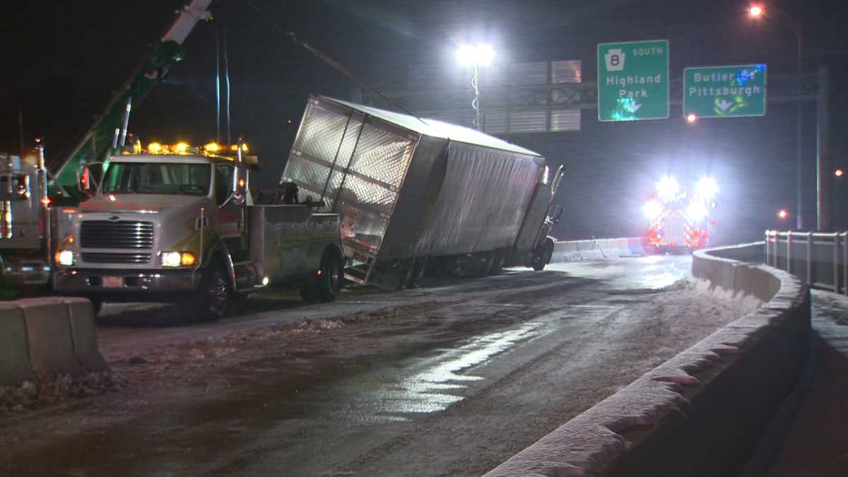 Crash shuts down 62nd Street Bridge, sparks morning commute issues