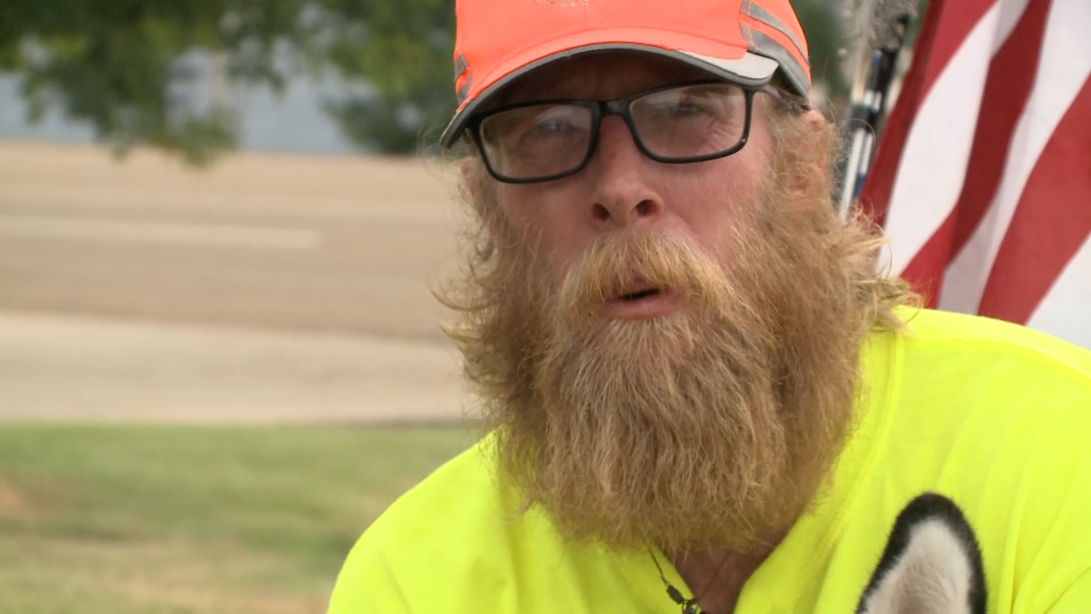 Homeless man using sled dogs to travel country, spread message