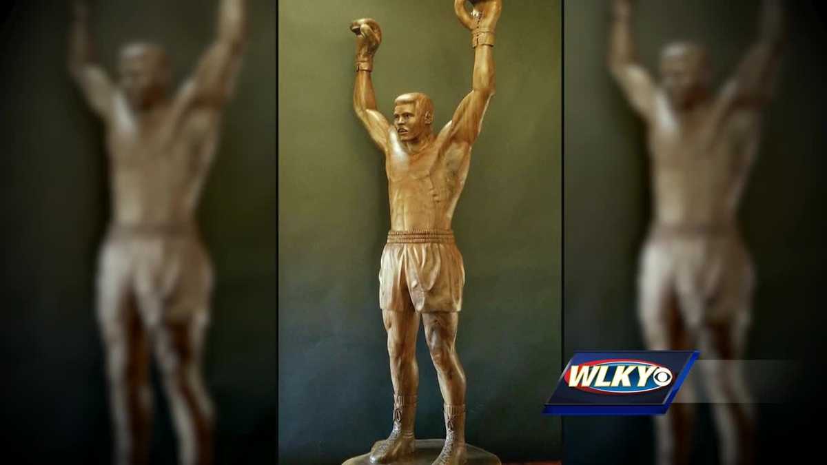 Man pays tribute to Muhammad Ali with large tree sculpture