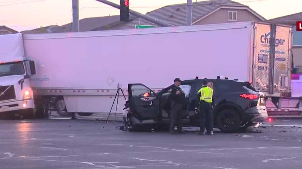 Jackknifed big rig blocks lane in Elk Grove, causes delays for morning ...