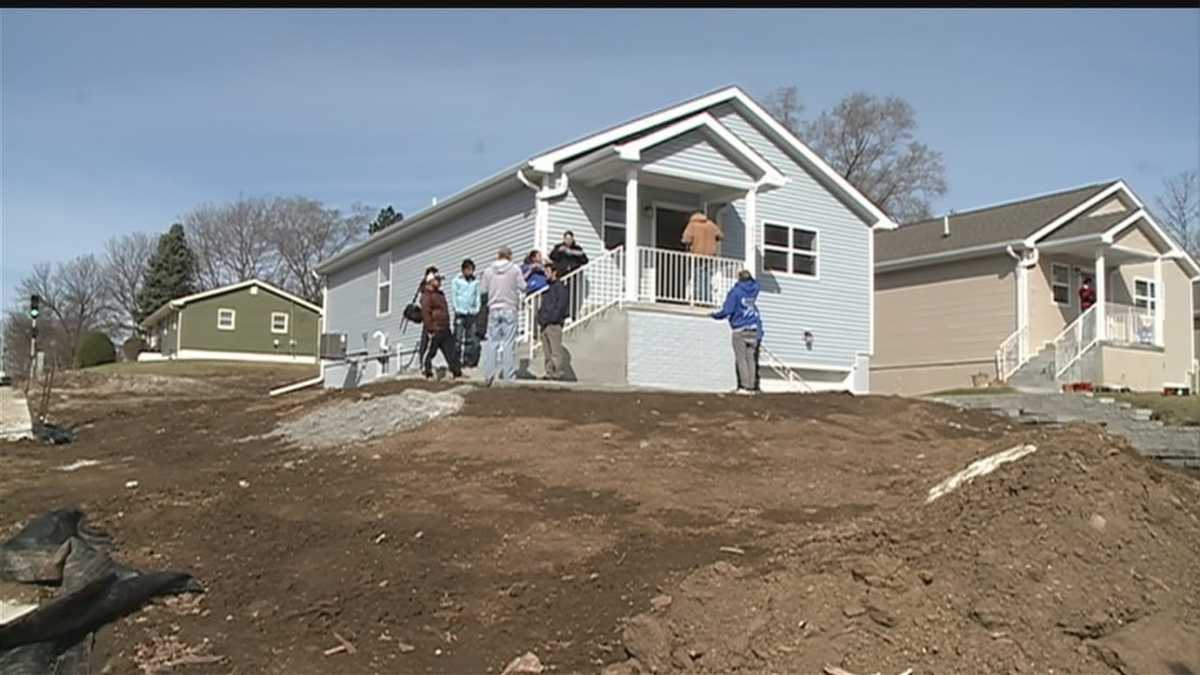 Family moves into home built by Habitat for Humanity, Goodwill YouthBuild