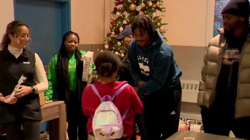 Gus Edwards, Isaiah Likely hand out gifts to children in Brooklyn