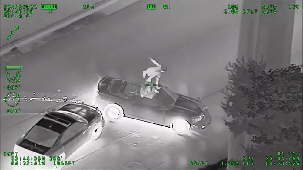 Georgia: Video shows suspects losing tire during police chase