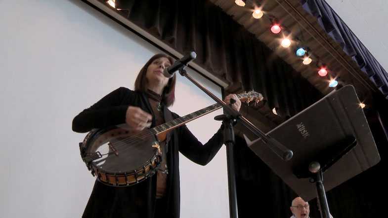 Jazz bango player performs for West Allis students