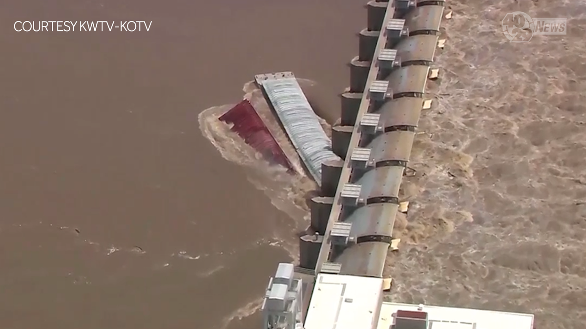 AERIAL VIDEO: Barges crash into dam, sink