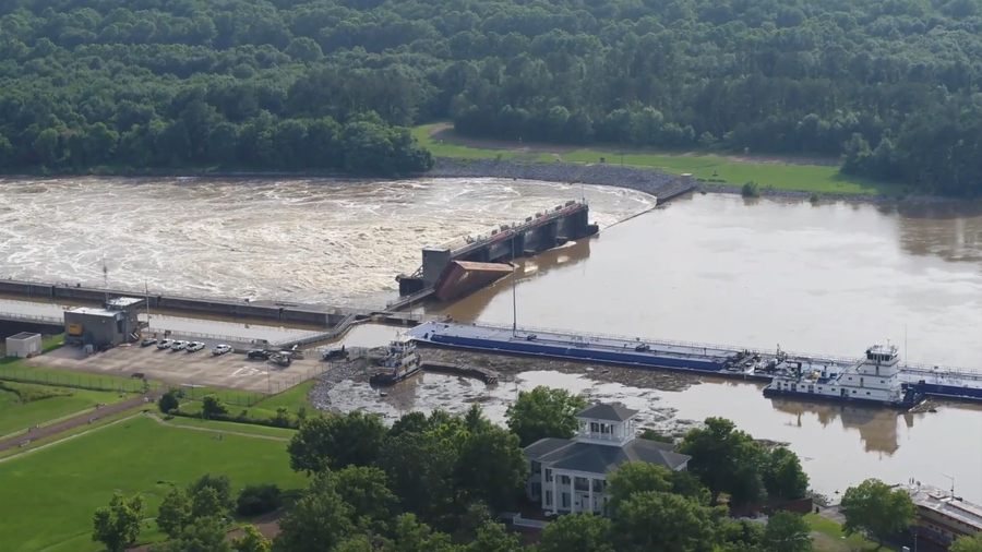 Barge freed from Alabama spillway; 1 remains in Mississippi