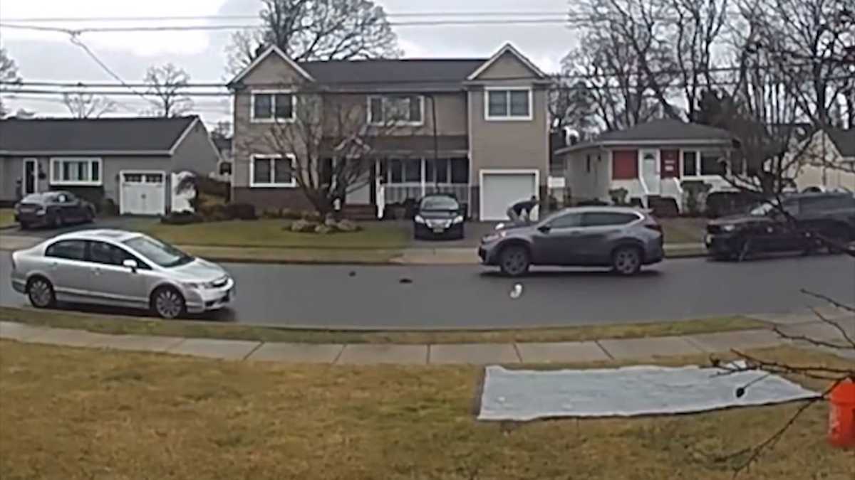 Man jumps on car hood after Facebook Marketplace exchange awry Man jumps on car hood after Facebook Marketplace exchange awry