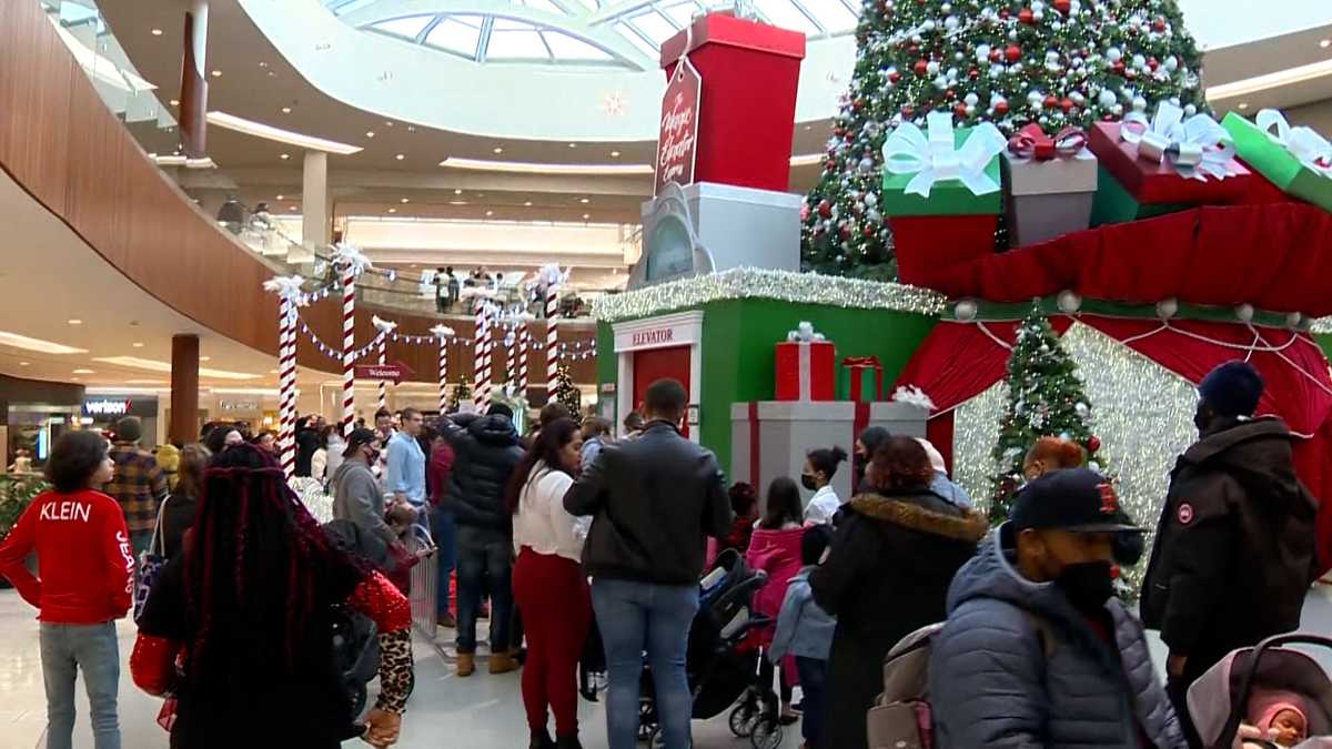 Shoppers flock to Mass. malls on last weekend before Christmas