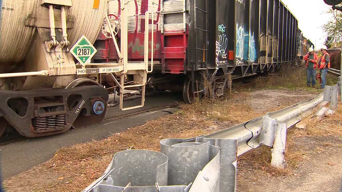 Route 135 closed in Framingham after CSX freight train derails