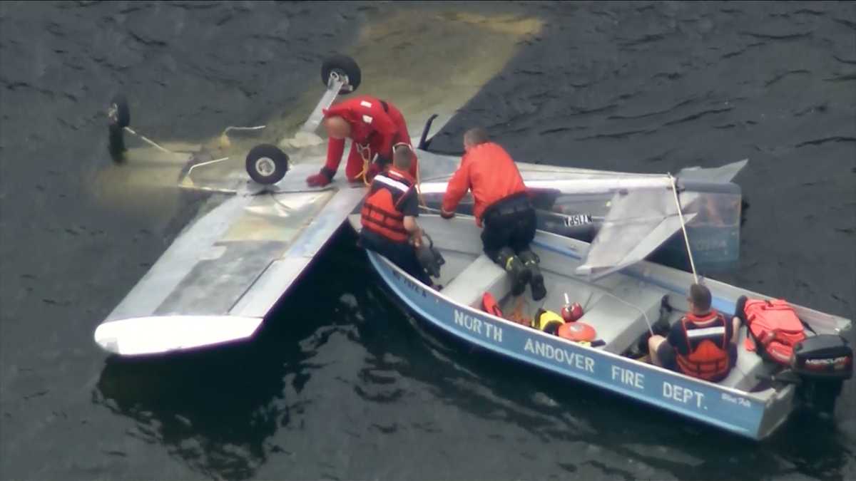 1 dead after plane crashes into Merrimack River in Mass.