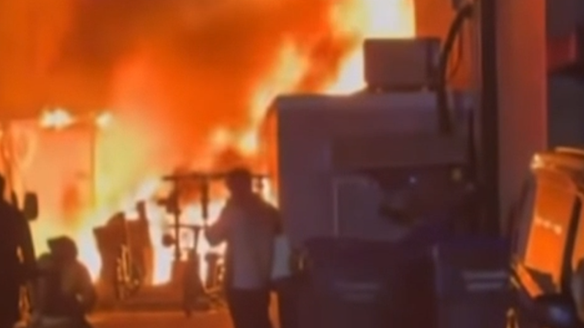Fire behind Doe's Eat Place on Dickson Street
