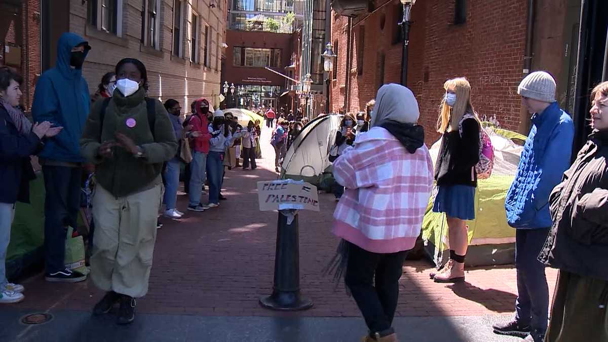 College students in Mass. camp out to protest war in Gaza
