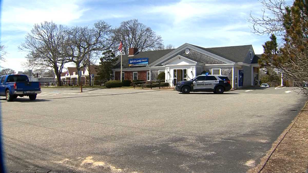 Armed robber makes bomb threat to steal from Cape Cod bank