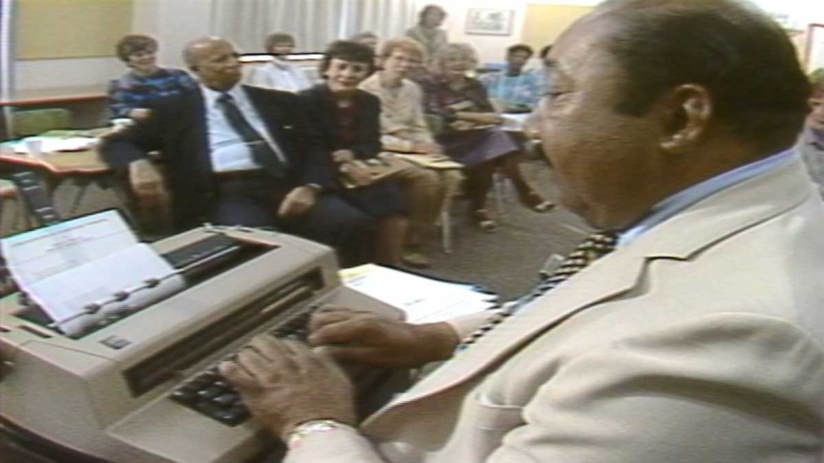 ‘World’s fastest’ typist dazzled with supersonic typing