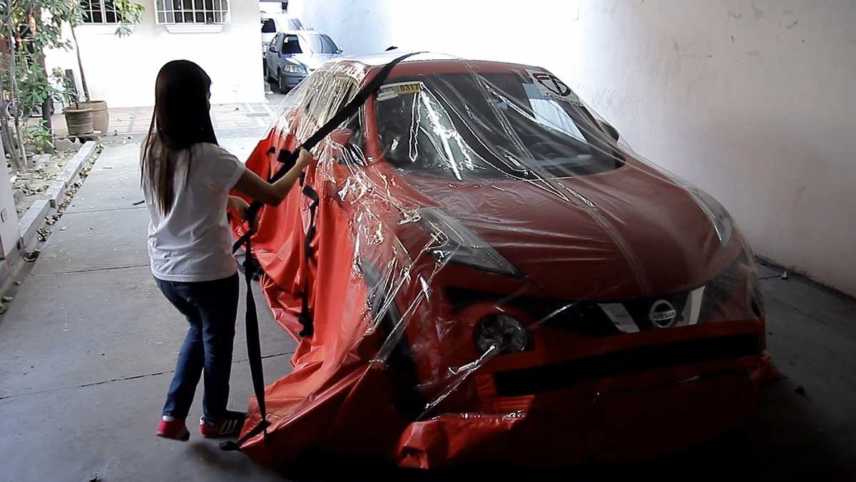 This giant bag protects your car from floods
