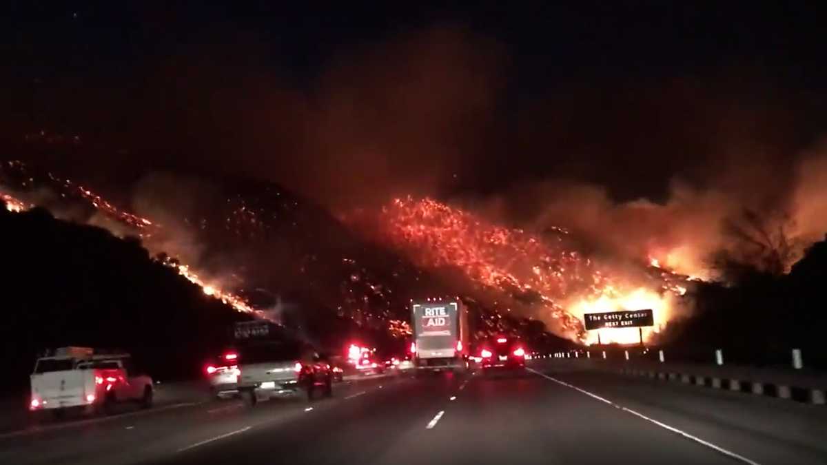RAW VIDEO: Skirball Fire stuns I-405 drivers in LA
