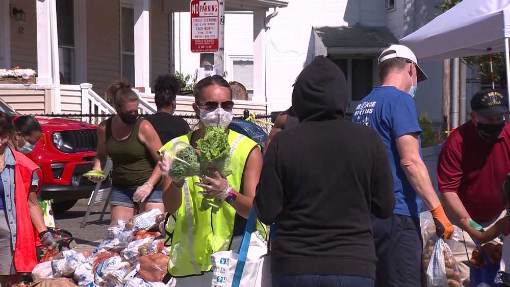 Volunteers at Everett food pantry digging deep to give back