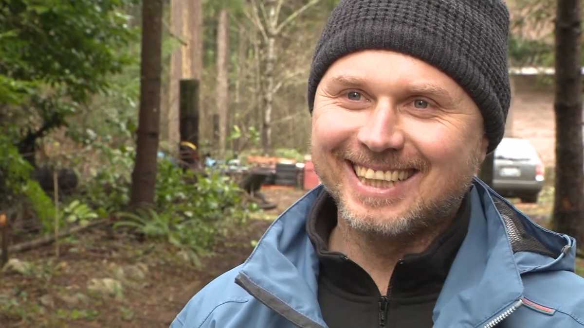 Close call! Metal rod pierces through driver's windshield, grazes the ...