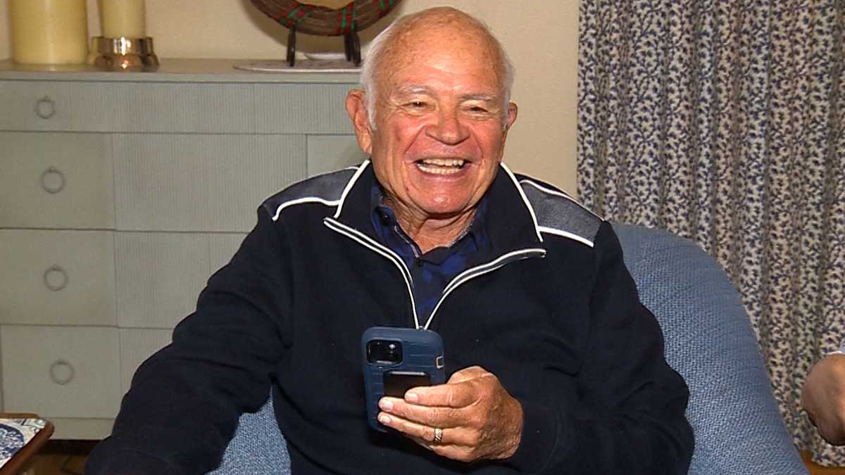 Red Sox radio voice Castiglione honored by Baseball Hall of Fame