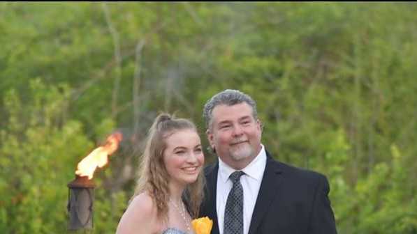 MY LITTLE GIRL: Dad surprises daughter with driveway prom after COVID ...
