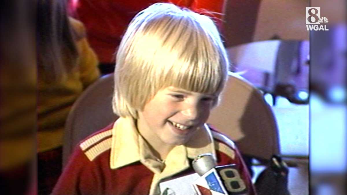 Retro Christmas: Kids meet Santa in WGAL lobby Retro Christmas: Kids meet Santa in WGAL lobby
