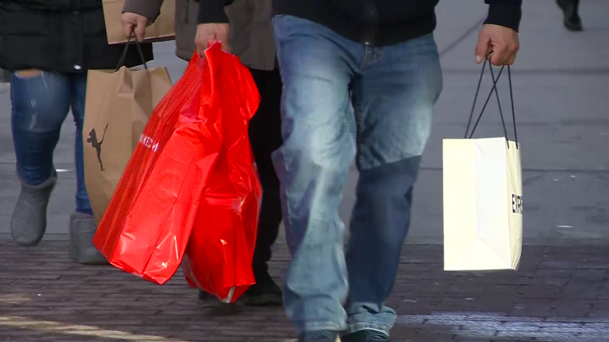 Last-minute holiday shoppers flock to stores weekend before Christmas