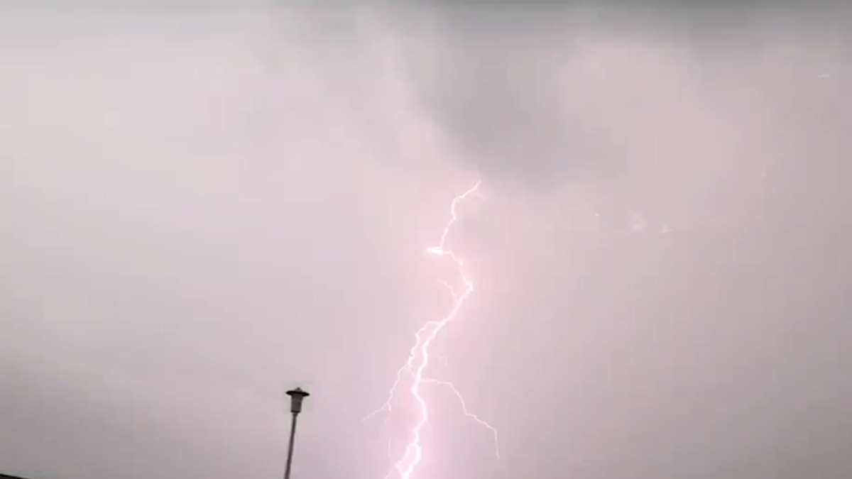 VIDEO: Pea Ridge lightning