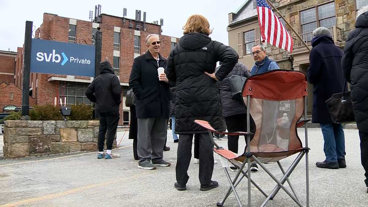 Mass. residents wait in line for money from Silicon Valley Bank