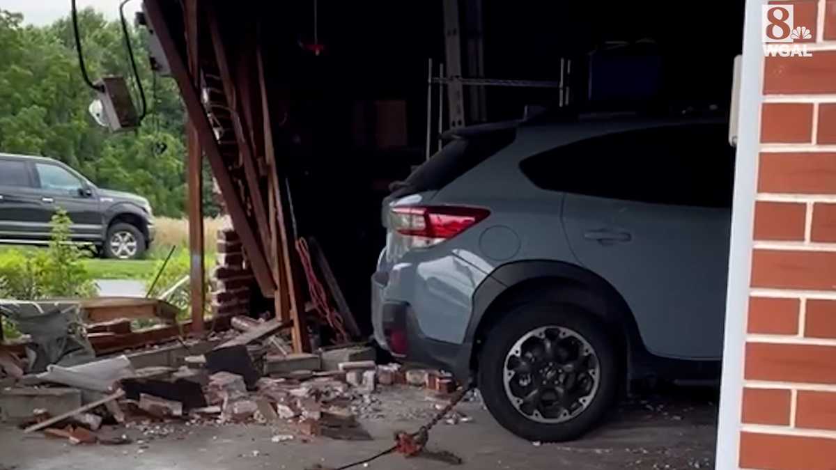 Vehicle crashes into house in York County, Pa.