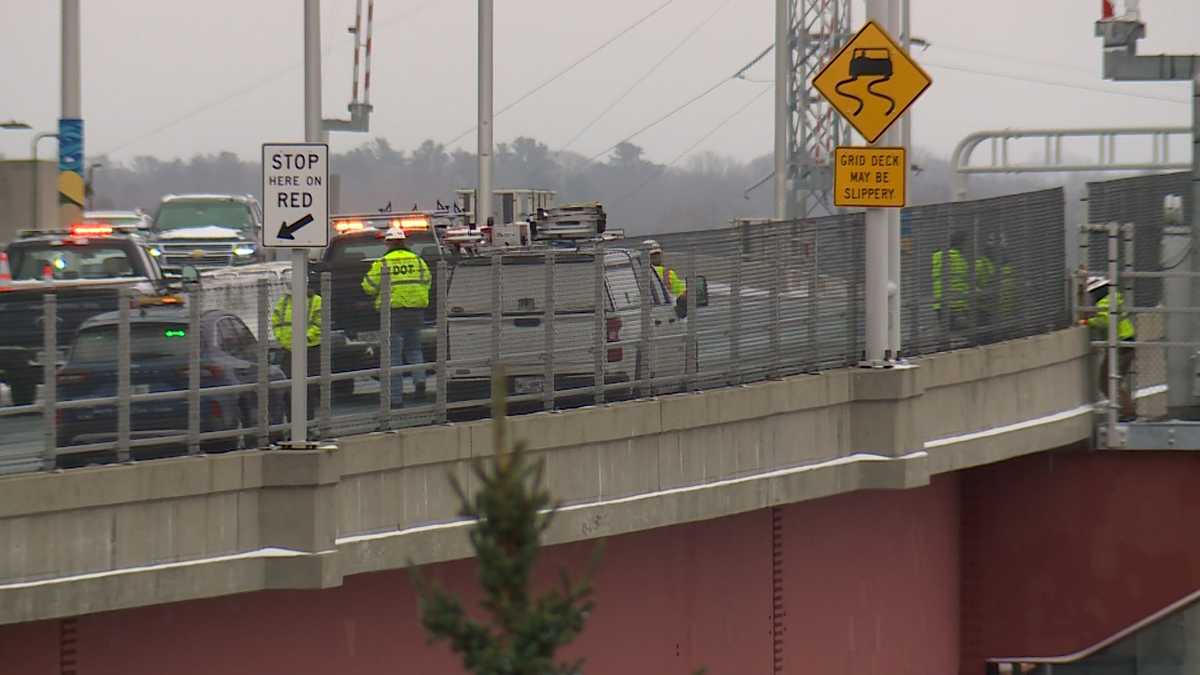 Crews repair Casco Bay Bridge barricade damaged by truck