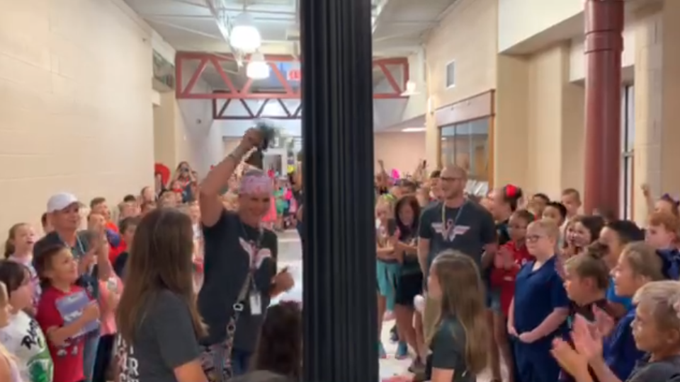 Students cheer on Moore elementary school teacher during bell-ringing ...