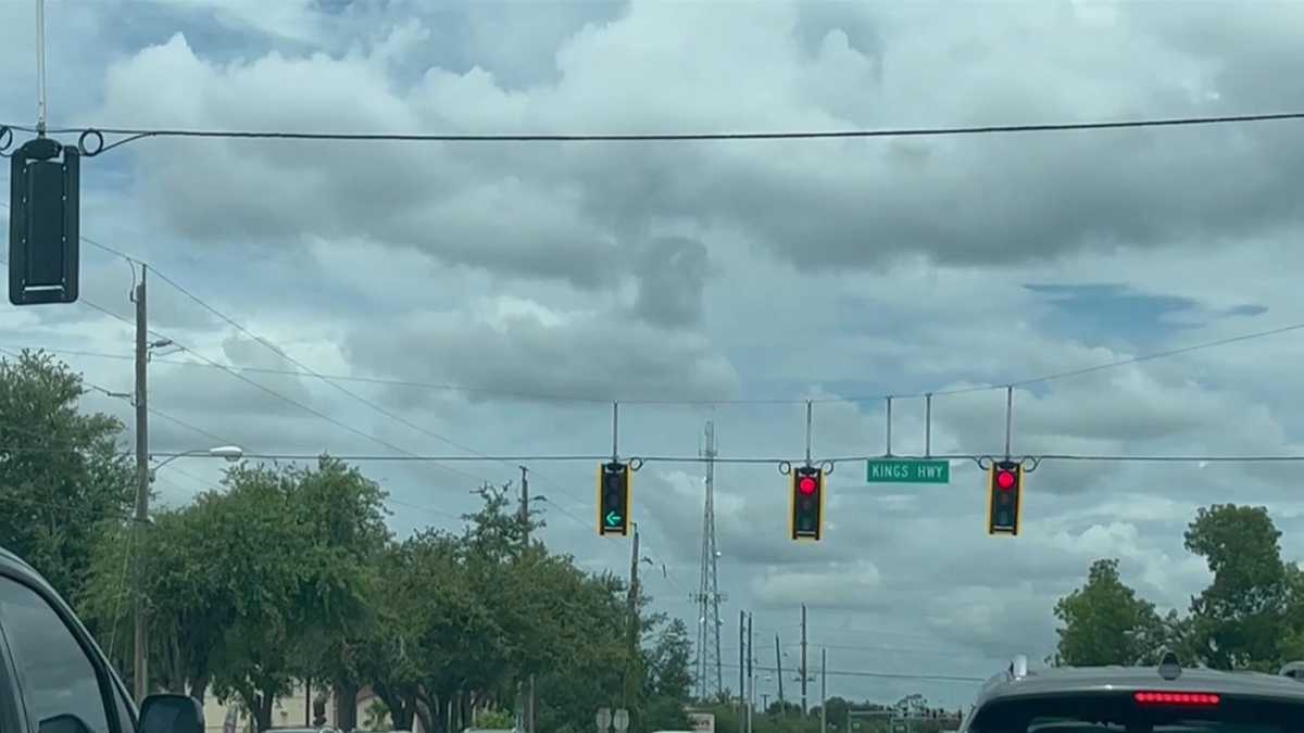 What to do if a traffic light is out or flashing