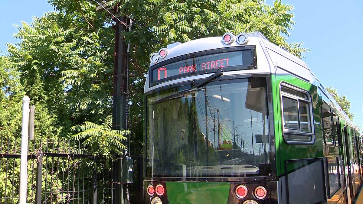 Green Line D Branch service resumes after wire problem halts morning ...