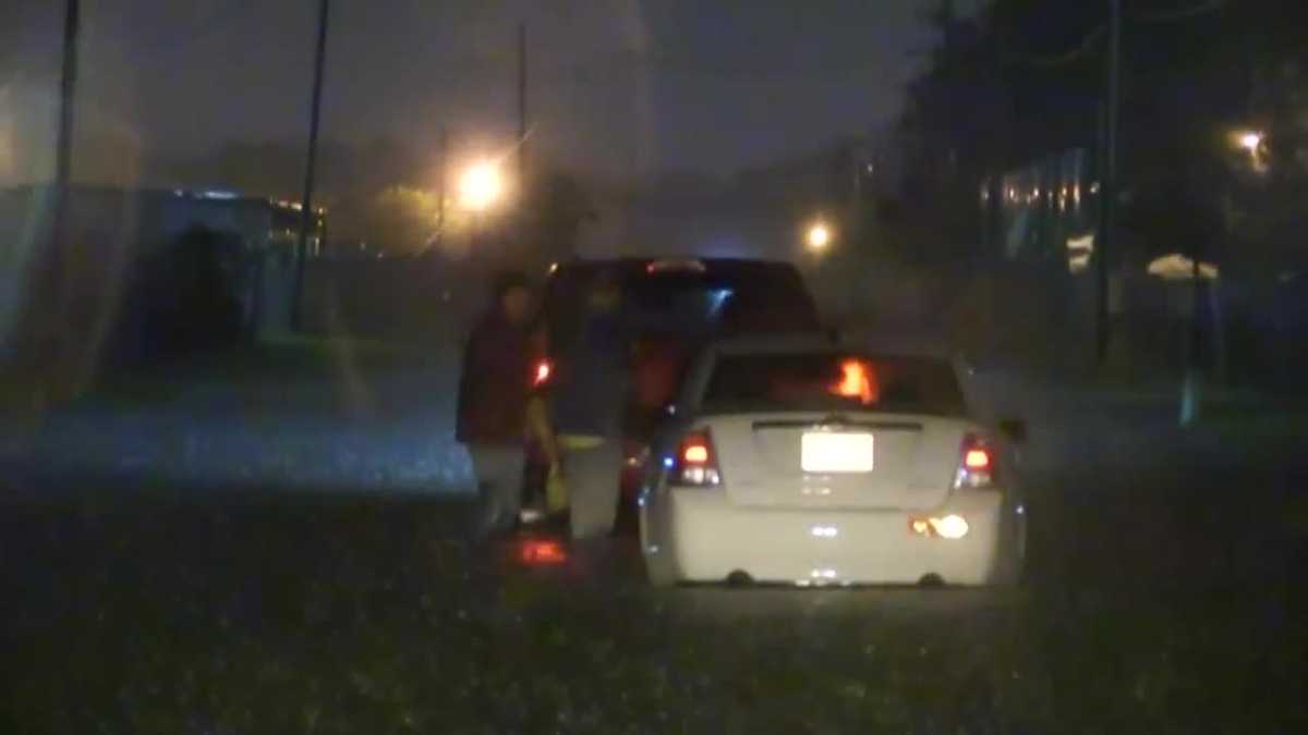Video: Good Samaritan tries to pull car stuck on flooded metro street