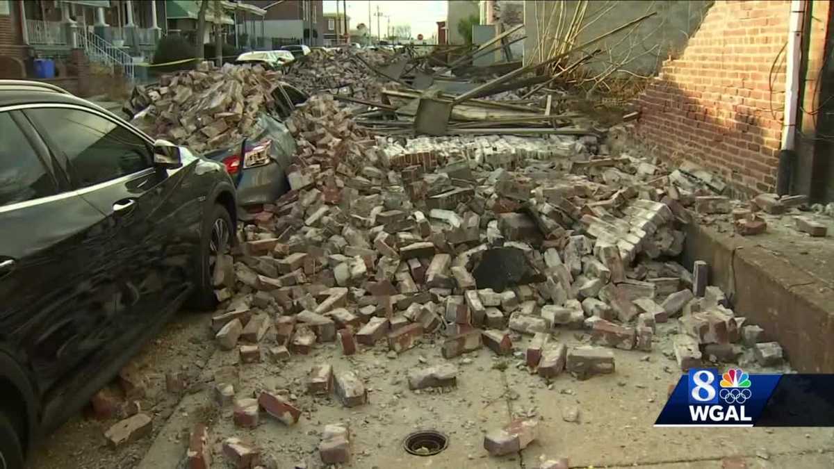 Wall collapse crushes cars in Philadelphia