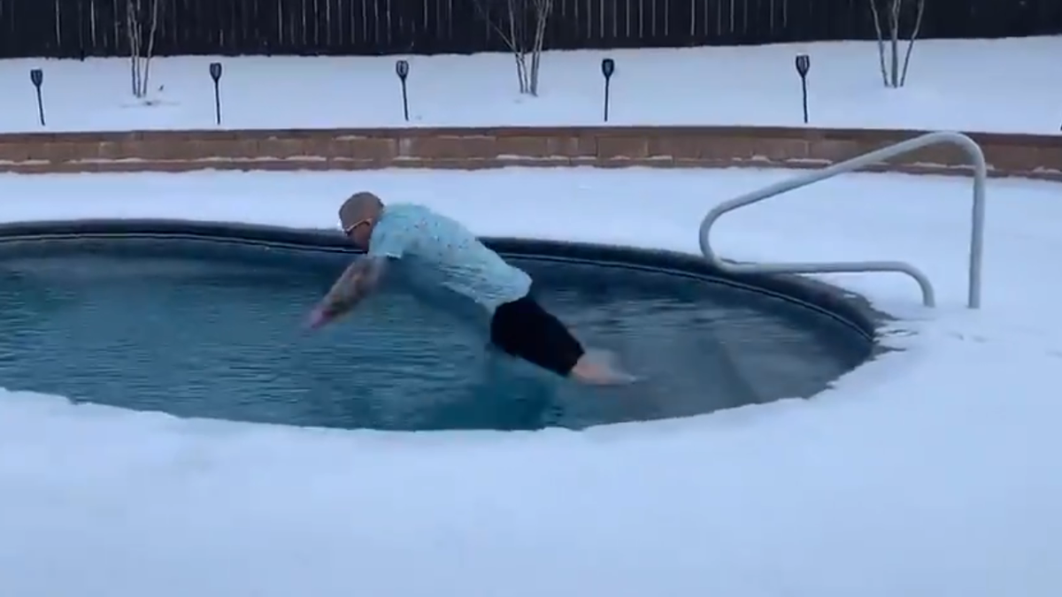 Snow Day 2021: Man takes backyard pool polar plunge in Tuscaloosa