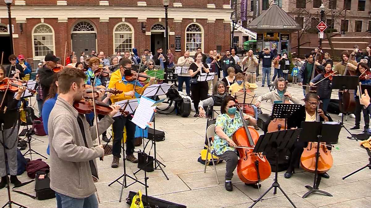 Pop-up orchestra in Boston raises money for Ukrainian relief