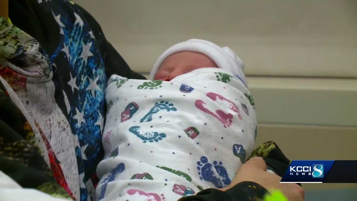 Thanksgiving baby delivered on south side Des Moines road