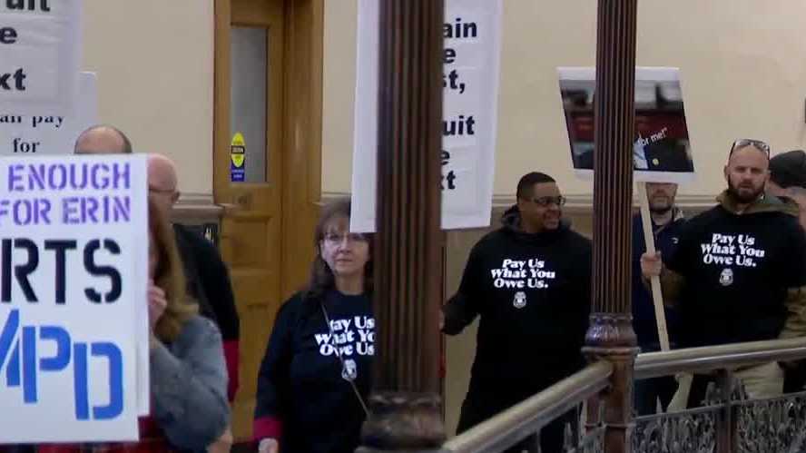 Milwaukee police, supporters protest at city hall, push for contract