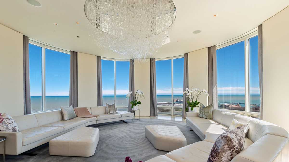 Dream House of the Week: This Chicago penthouse has a rotating living room