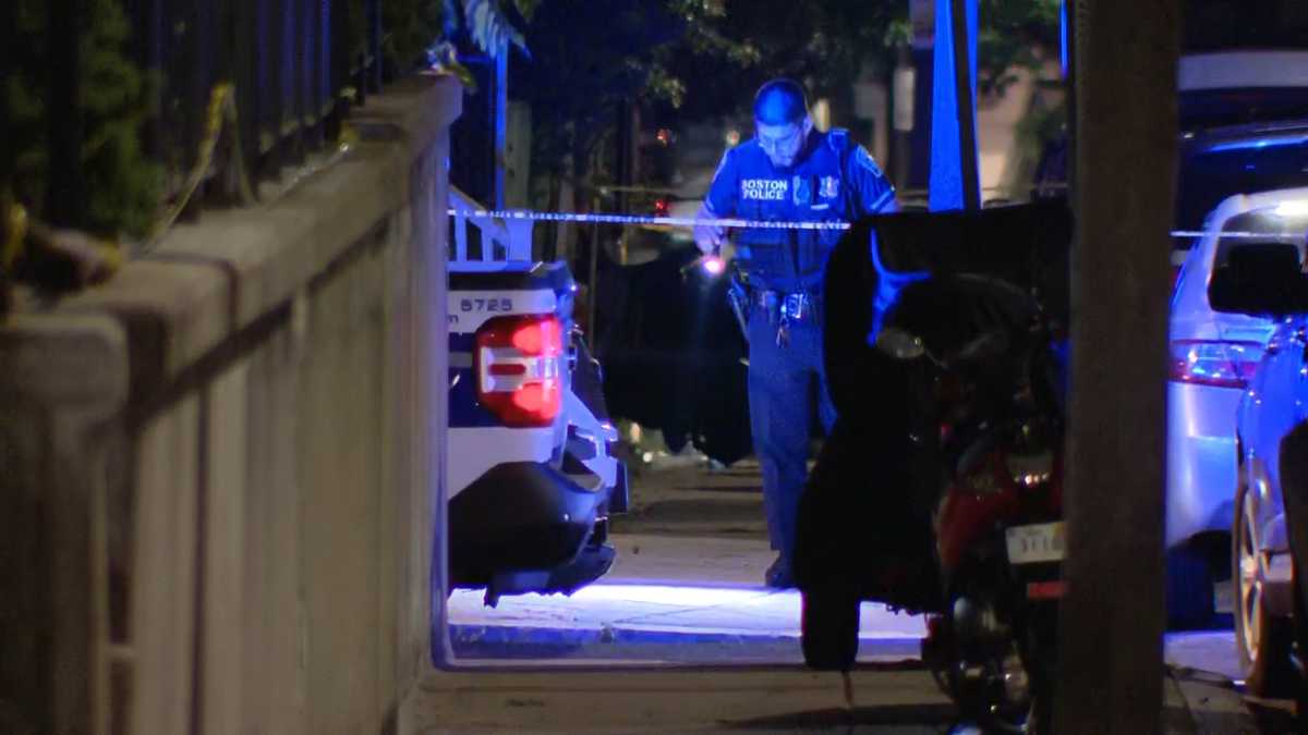 Police responding to crash scene find shooting victim in car, police say Police responding to crash scene find shooting victim in car, police say