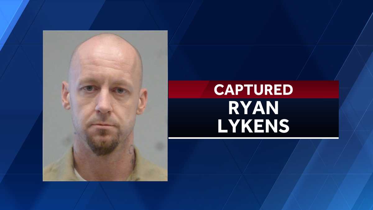 PHOTO: Prison staff follow snow tracks to missing inmate