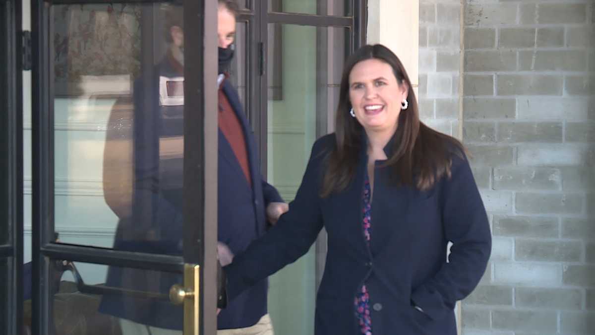 Sarah Huckabee Sanders undergoes surgery for thyroid cancer