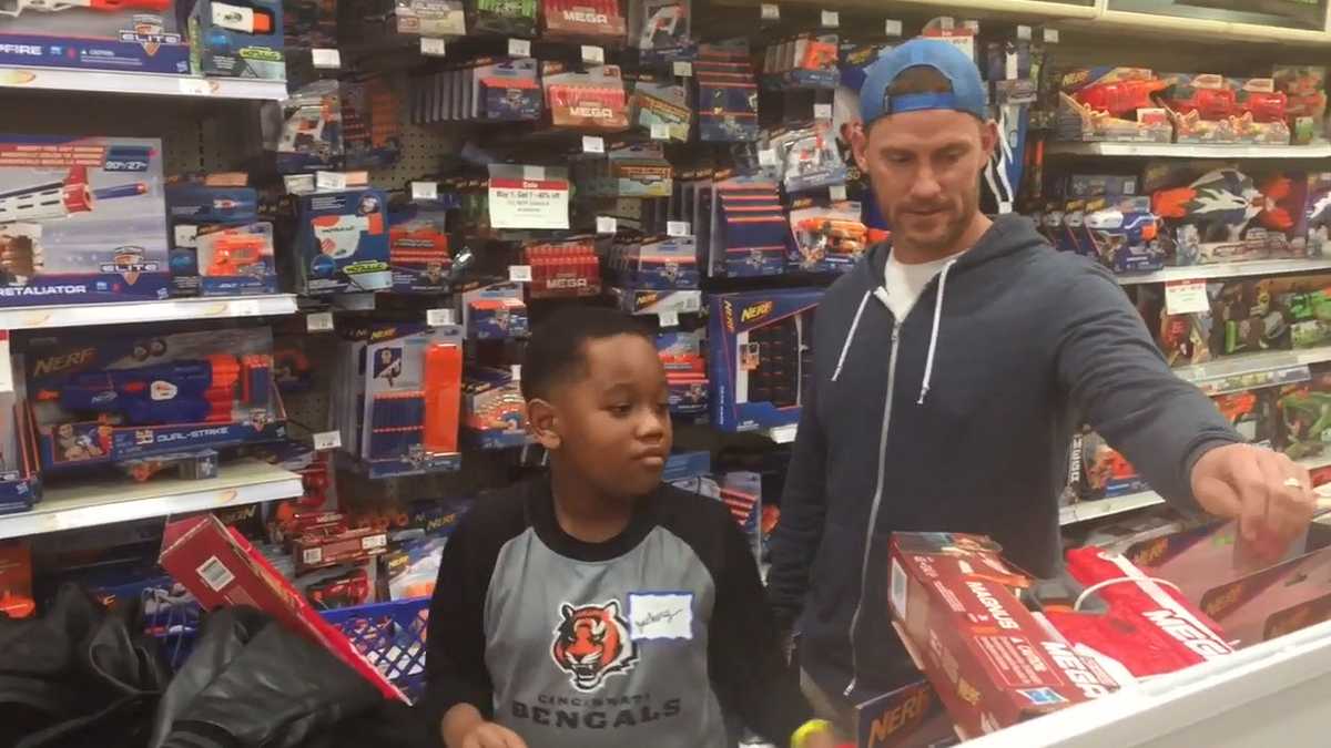 Local kids shop with Bengals players